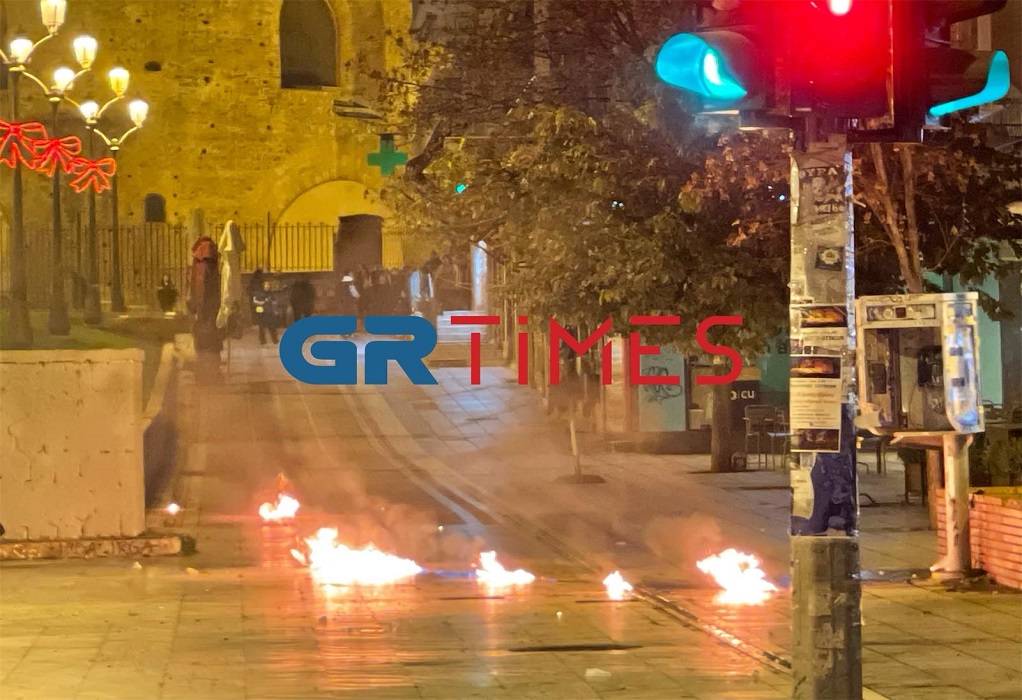 Θεσσαλονίκη-ΤΩΡΑ: Βόμβες μολότοφ, πετροπόλεμος και η «Αύρα»