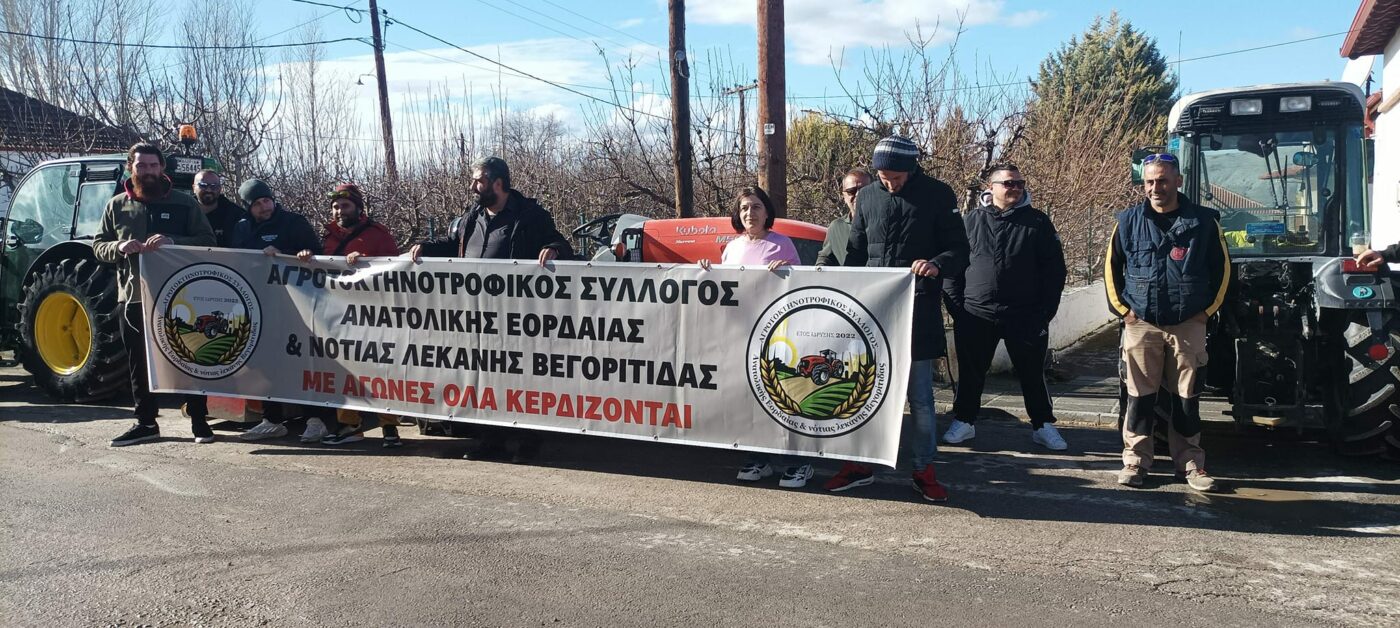 Έβγαλαν τα τρακτέρ στις πλατείες των χωριών οι αγρότες - Φωτογραφίες