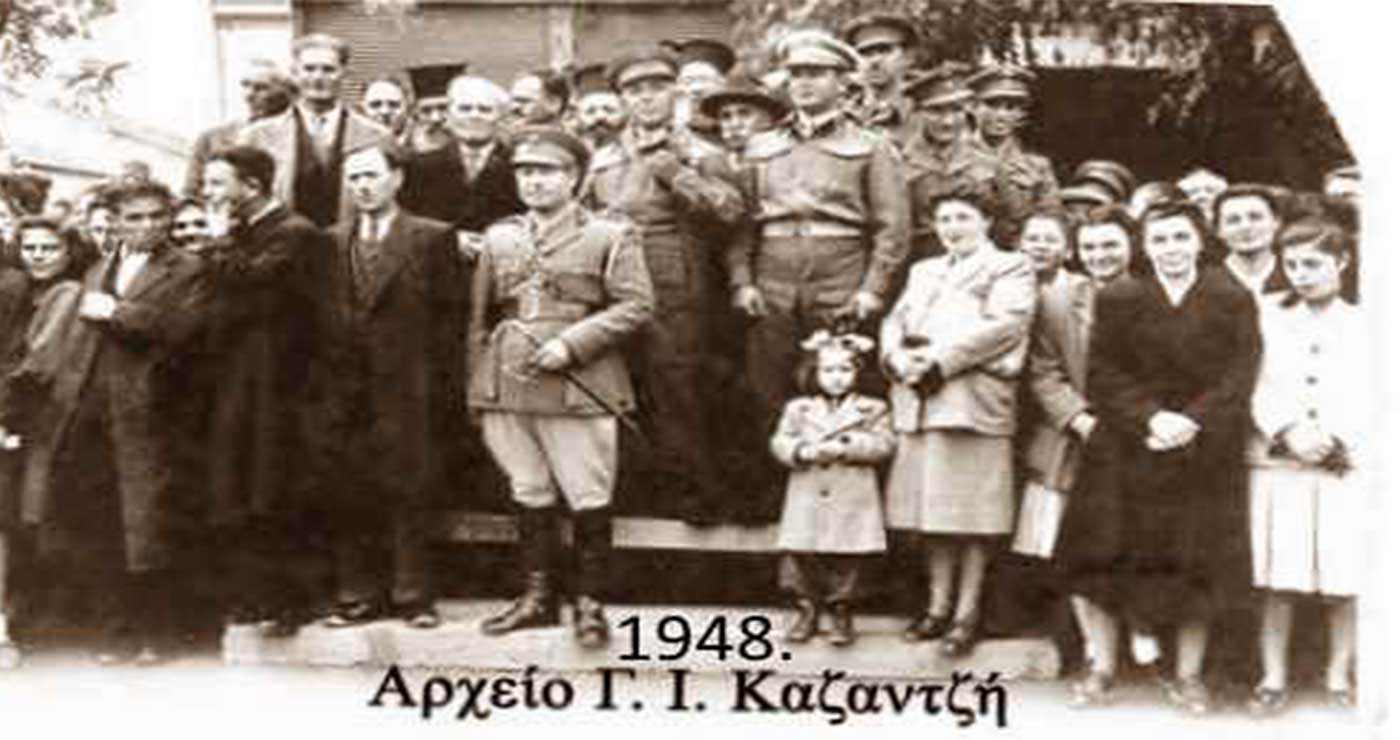 Οι αρχές της πόλης παρακολουθούν την εντυπωσιακή παρέλαση των τμημάτων ...