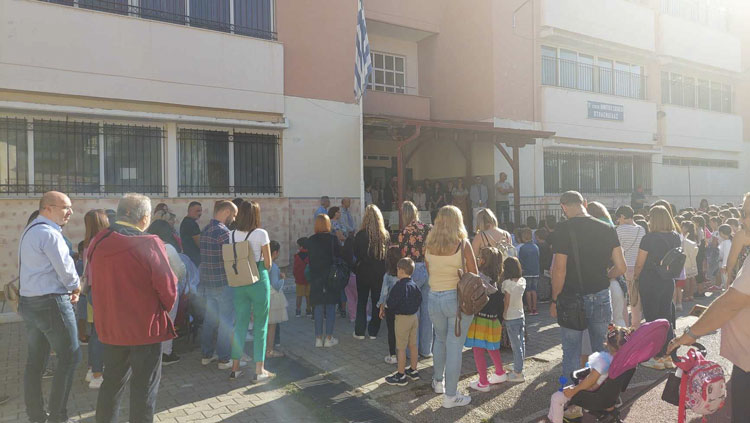 Με τις ευλογίες της Εκκλησίας ΠΡΩΤΟ ΚΟΥΔΟΥΝΙ σήμερα, για το 3ο Δημοτικό ...