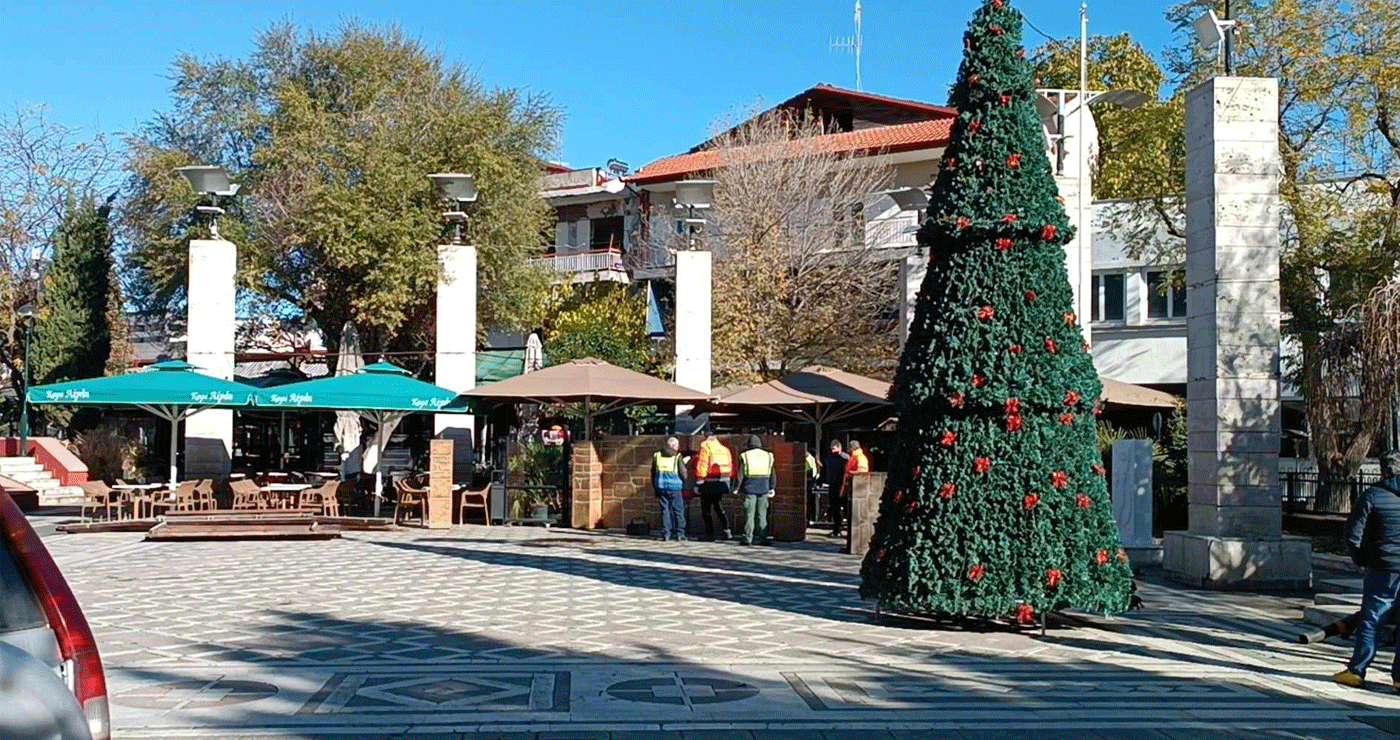 Στα γιορτινά της "ντύνεται" σταδιακά η Κεντρική Πλατεία της Πτολεμαΐδας ...