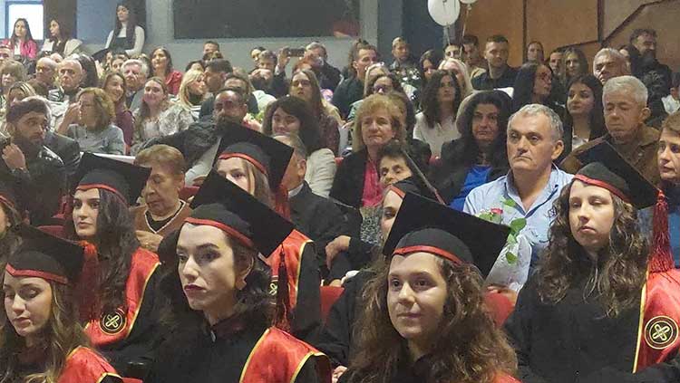 Γλυκό "απόσταγμα" των προσπαθειών τους, η ΟΡΚΩΜΟΣΙΑ των αποφοίτων του ...