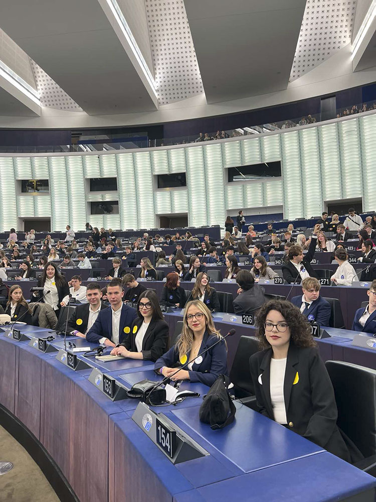 Στο Ευρωκοινοβούλιο βρέθηκαν μαθητές και καθηγητές του 3ου ΓΕΛ ...