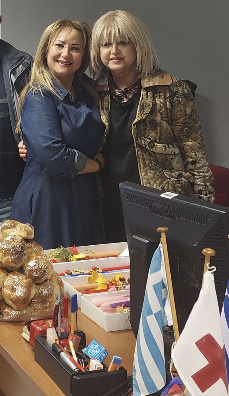 Υπέροχες χειροποίητες πασχαλινές λαμπάδες και τσουρέκια , παρέδωσε στο ...