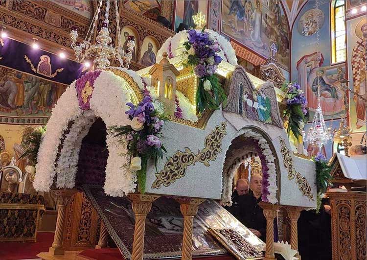 Ο στολισμός των επιταφίων στην πόλη της Πτολεμαΐδας (φωτογραφίες)
