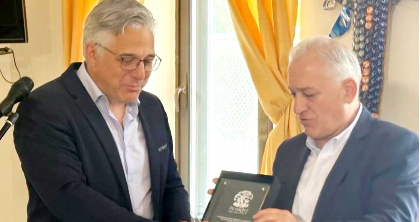 Τιμητική πλακέτα από τον Δήμαρχο Βοΐου στον Πρόεδρο της ΚΕΔΕ στο ...