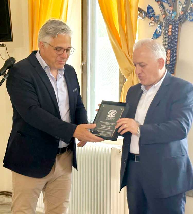 Τιμητική πλακέτα από τον Δήμαρχο Βοΐου στον Πρόεδρο της ΚΕΔΕ στο ...